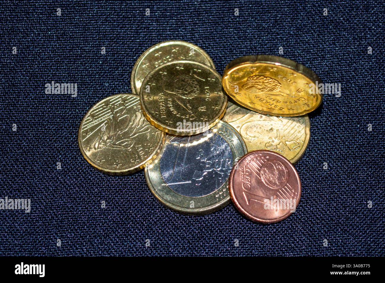Dinero dorado hi-res stock photography and images - Alamy