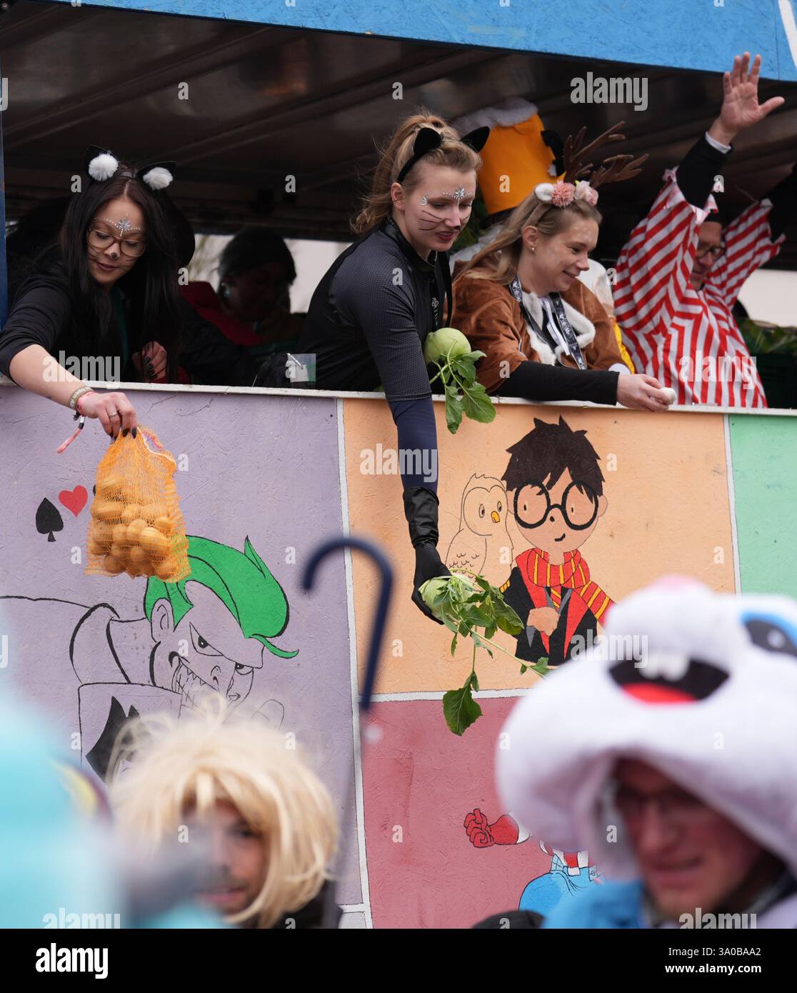 Marne, Germany. 03rd Mar, 2025. Potatoes and vegetables are handed out ...