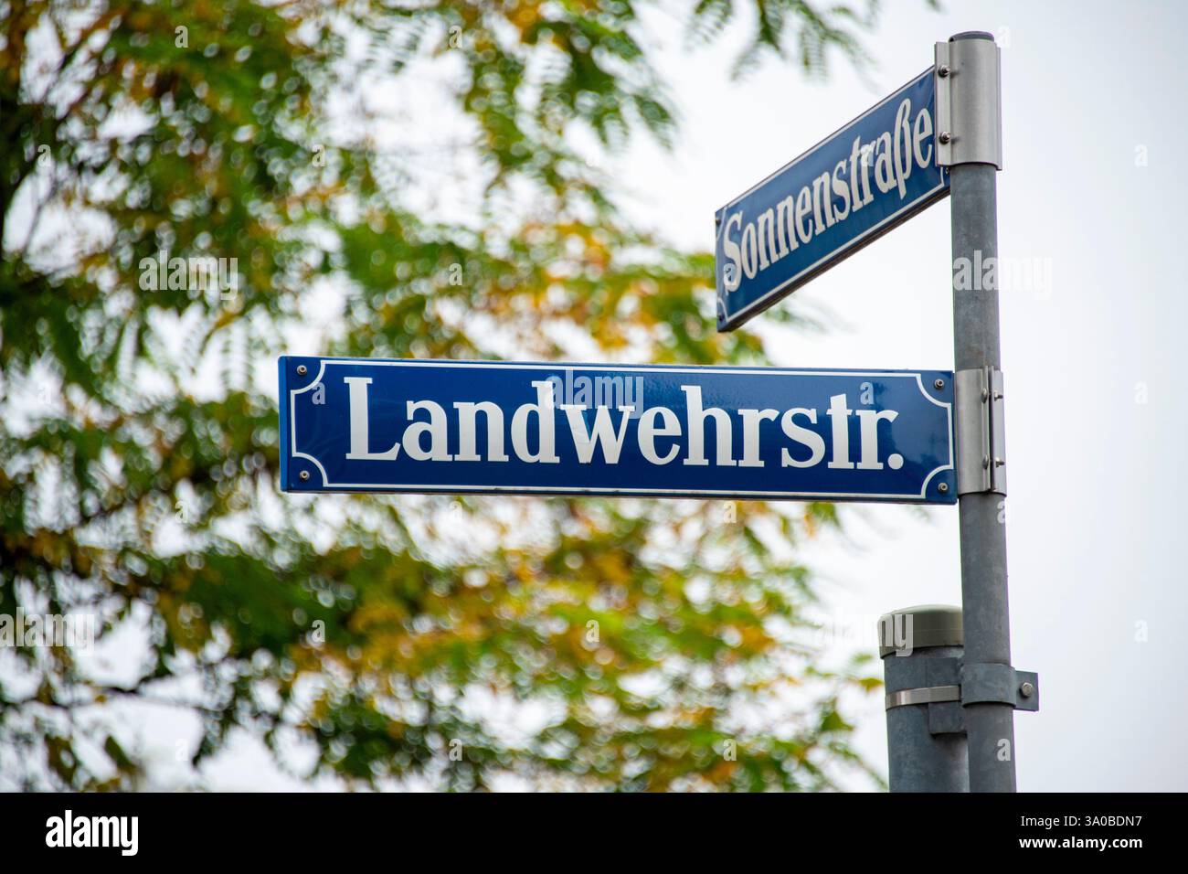Munich road sign hi-res stock photography and images - Alamy