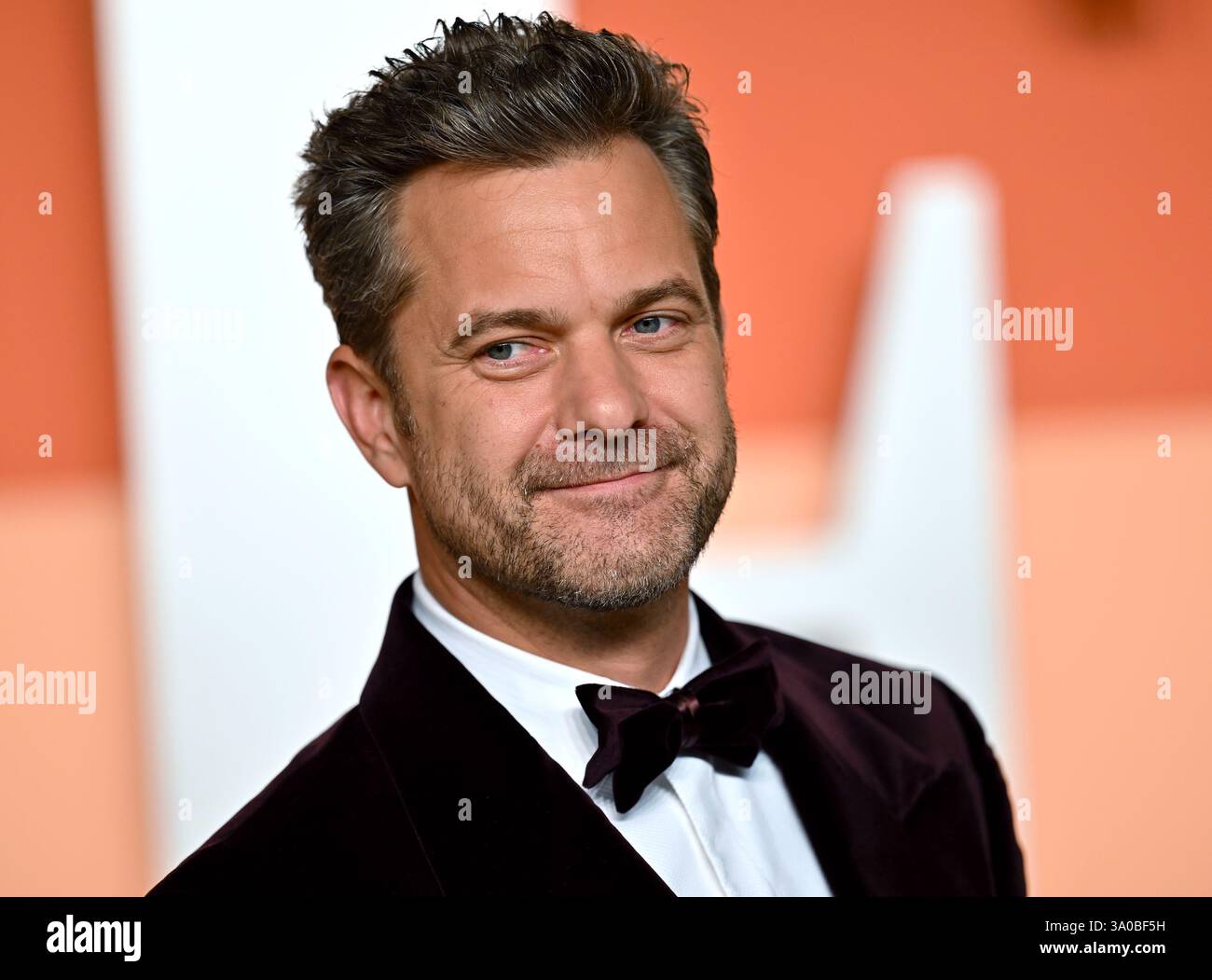 Joshua Jackson arrives for the Vanity Fair Oscar Party at the Wallis ...