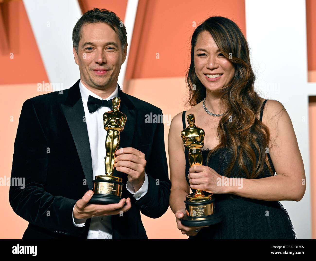 Sean Baker (L) and Samantha Quan hold up their Oscars for Best Picture ...