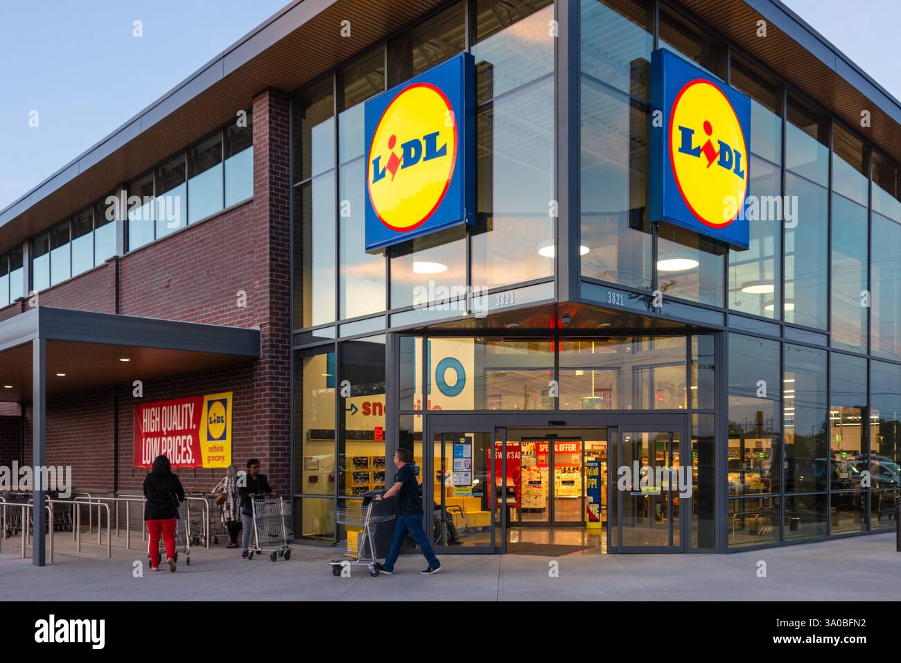 Lidl carts in the evening hi-res stock photography and images - Alamy