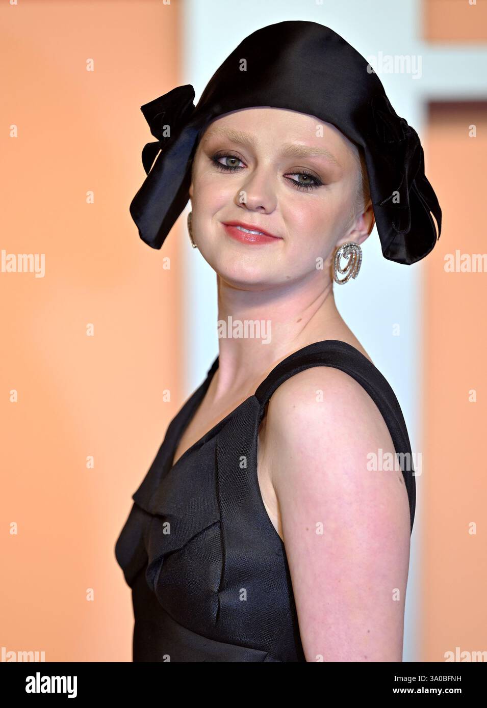 Maisie Williams arrives for the Vanity Fair Oscar Party at the Wallis ...