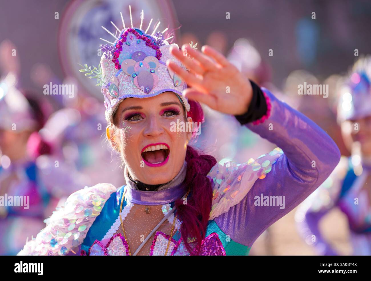 03 March 2025, Rhineland-Palatinate, Mainz: A guardswoman greets the ...