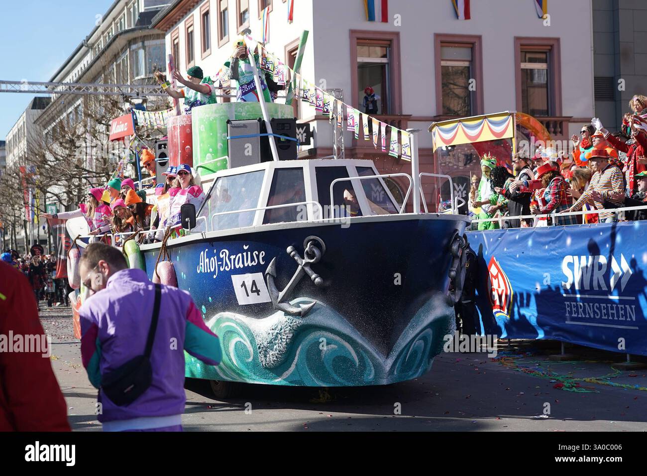 Wagen von Ahoi-Brause am Mainzer Staatstheater beim Rosenmontagsumzug ...