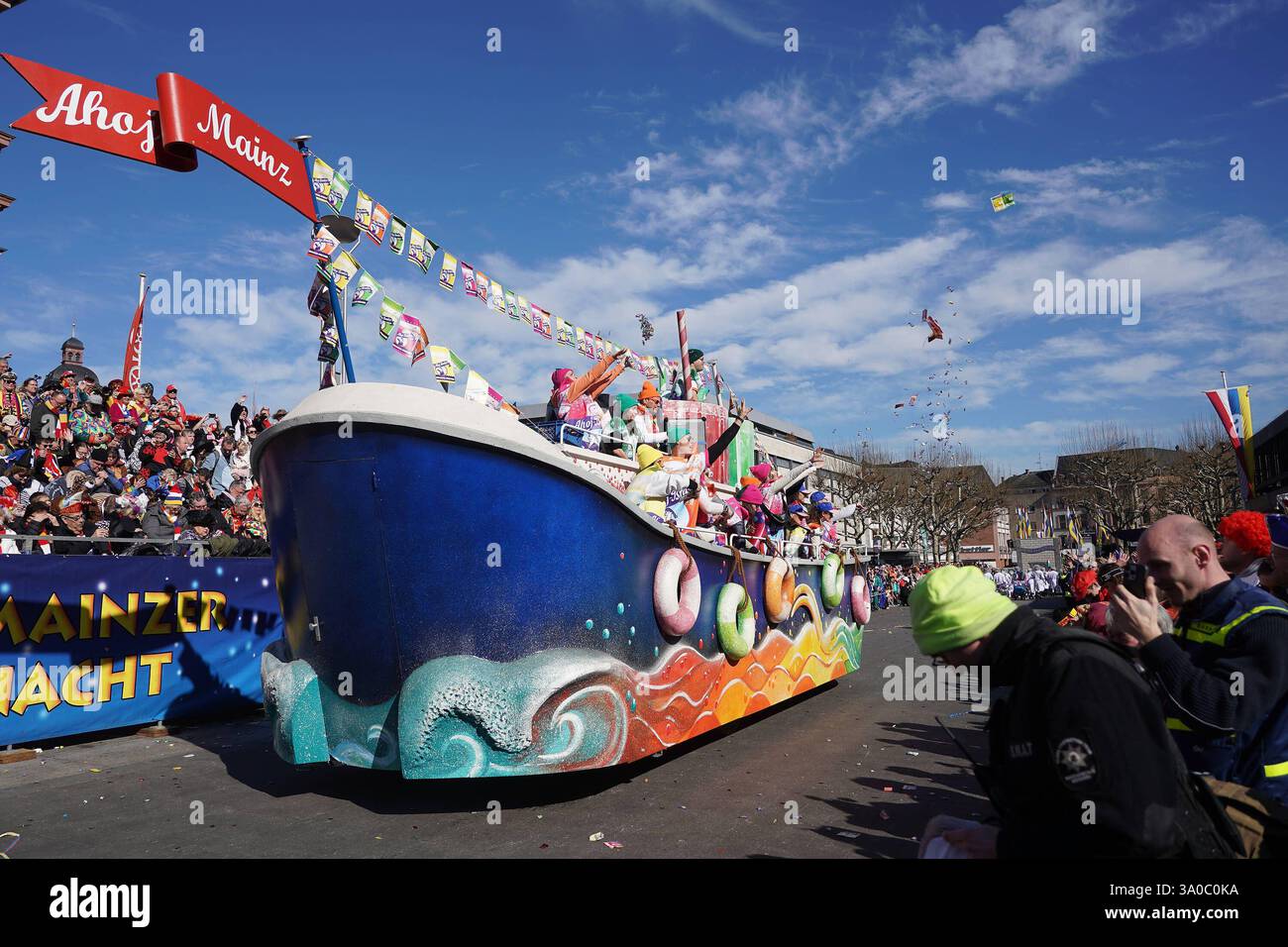 Wagen von Ahoi-Brause am Mainzer Staatstheater beim Rosenmontagsumzug - Mainz 03.03.2025 ...