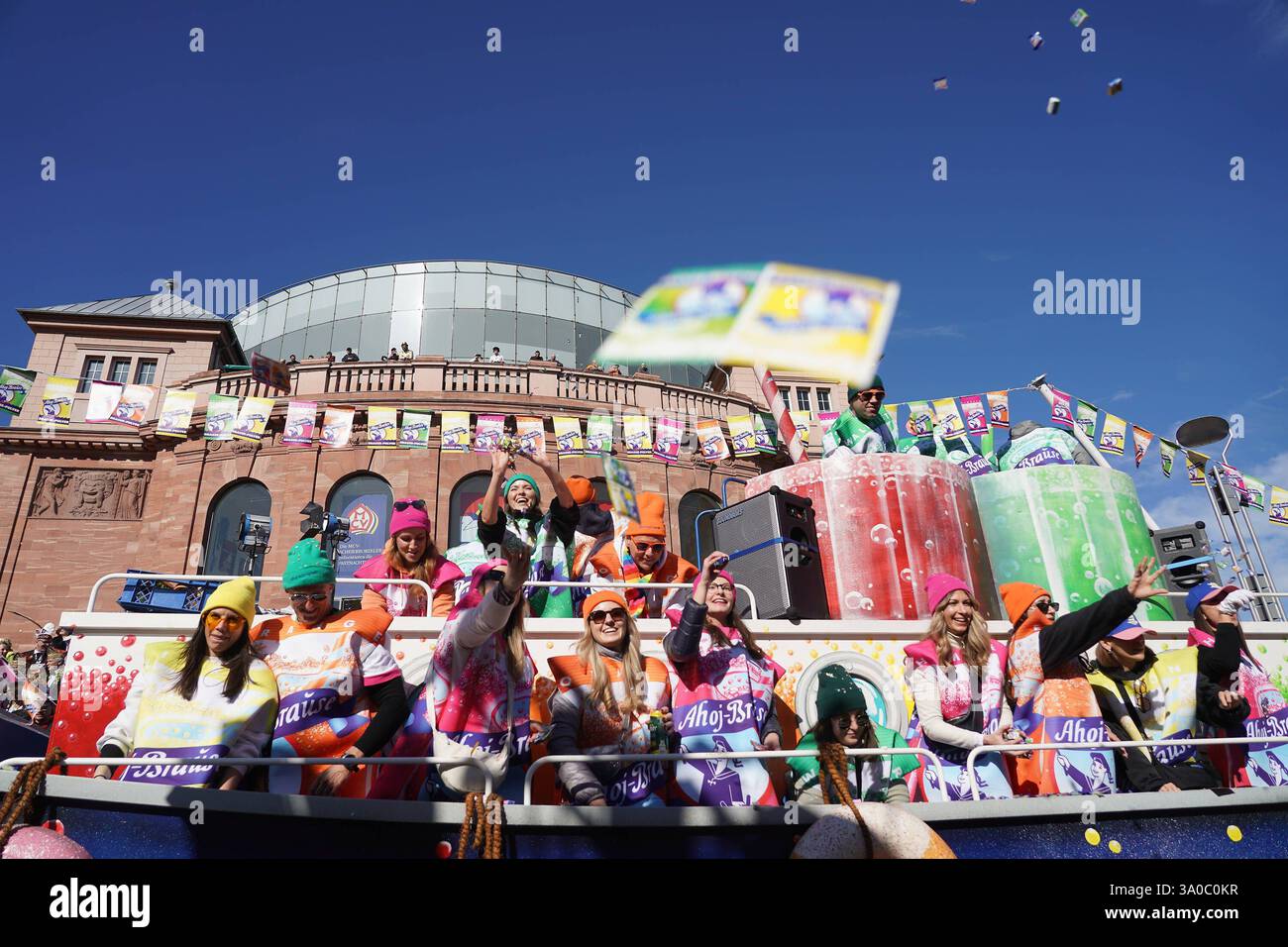 Wagen von Ahoi-Brause am Mainzer Staatstheater beim Rosenmontagsumzug ...