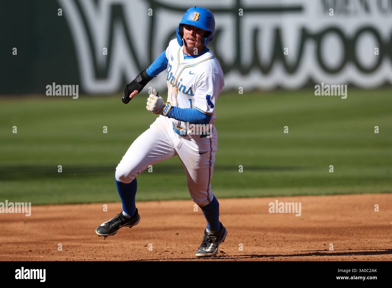 Los Angeles, USA. 2nd Mar, 2025. UCLA's Payton Brennan (11) heads to ...