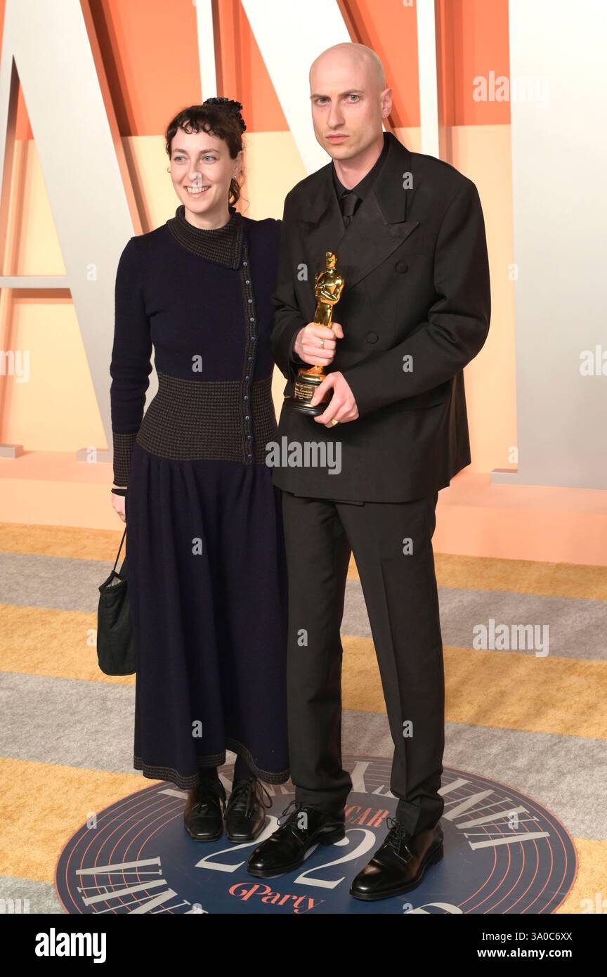 Daniel Blumberg mit Begleitung bei der Vanity Fair Oscar Party 2025 ...
