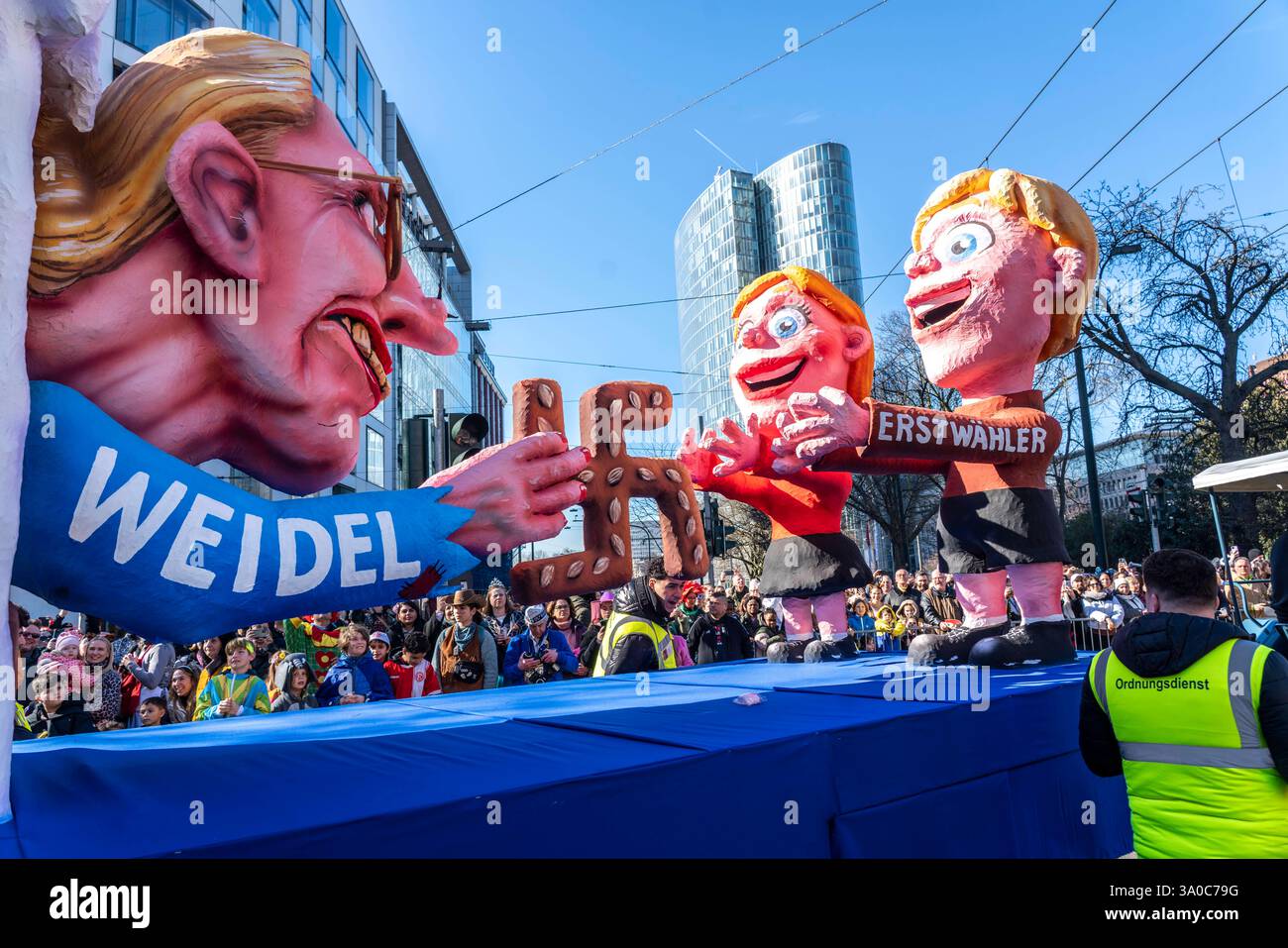 Rosenmontagszug in Düsseldorf, Mottowagen von Wagenbauer Jacques Tilly ...