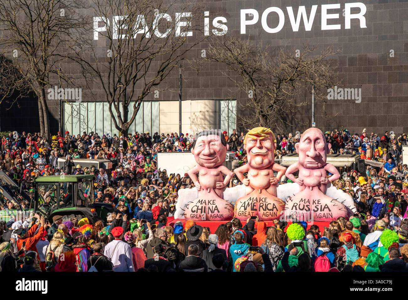 Rosenmontagszug in Düsseldorf, Mottowagen von Wagenbauer Jacques Tilly ...