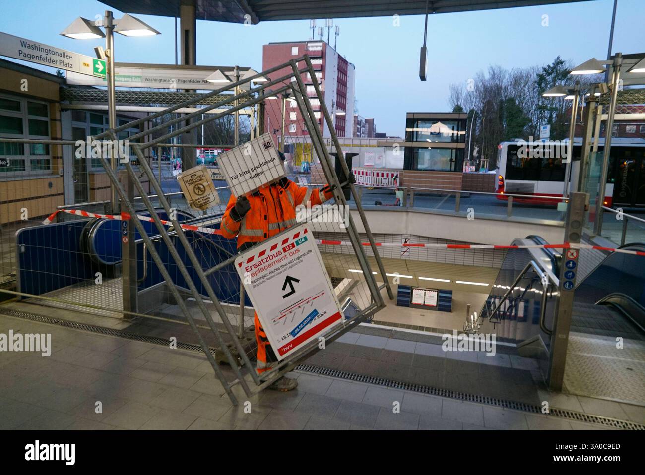 Hinweisschilder zum Schienenersatz Verkehr per Bus.Das Einrichten der ...