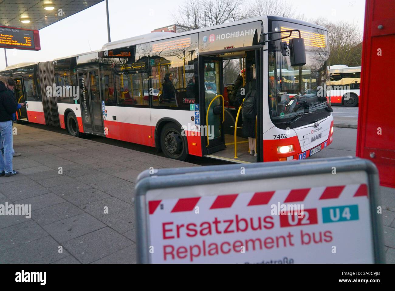 Hinweisschilder zum Schienenersatz Verkehr per Bus.Das Einrichten der ...