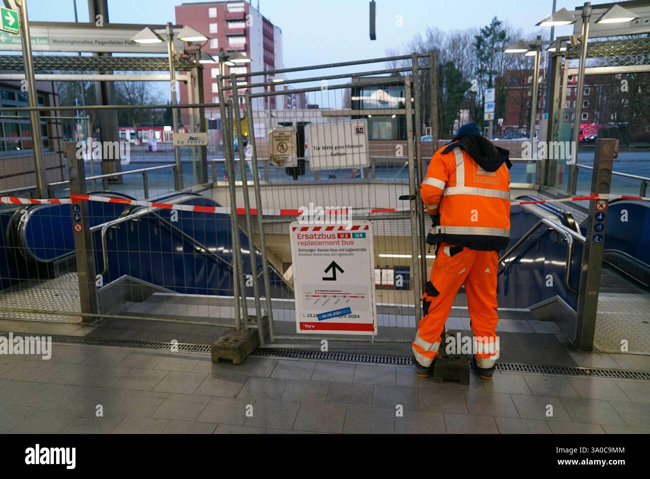 Hinweisschilder zum Schienenersatz Verkehr per Bus.Das Einrichten der ...