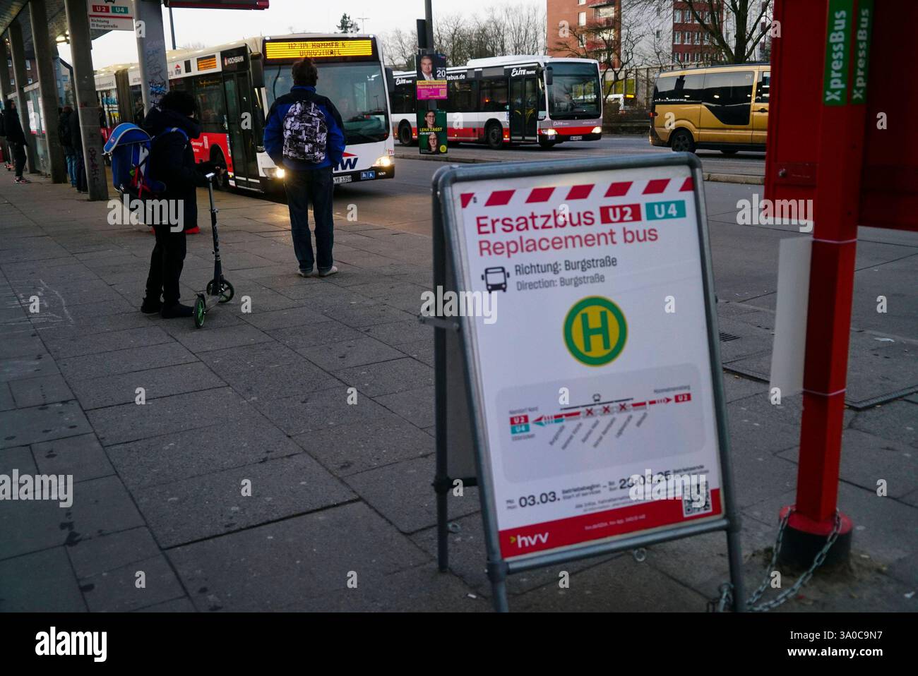 Hinweisschilder zum Schienenersatz Verkehr per Bus.Das Einrichten der ...