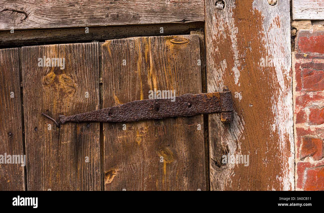 Rusted barn door lock Stock Photo - Alamy