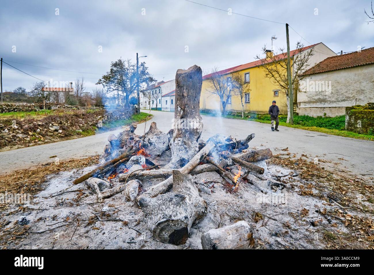 The ancient pagan fire. Winter solstice festivities in Constantim. Tras ...