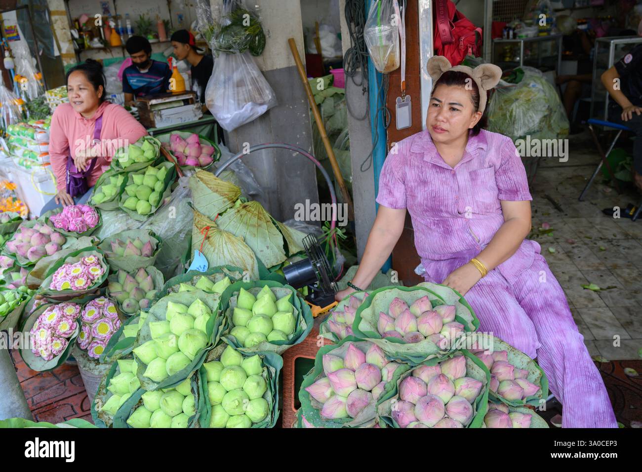 Bangkok, Thailand. March 2rd 2025. Bunches of lotus flowers for sale at ...