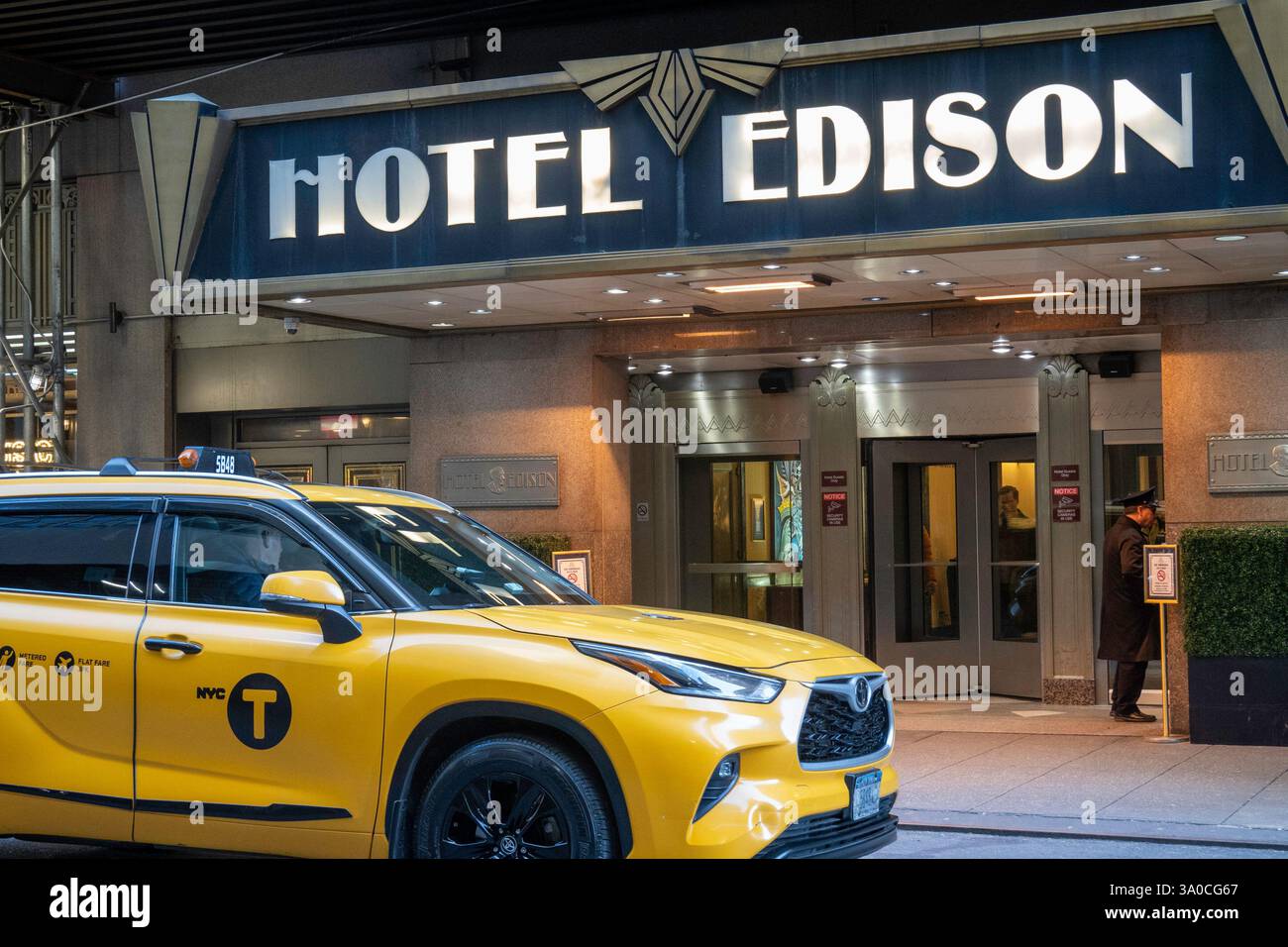 Front entrance canopy signage hi-res stock photography and images - Alamy