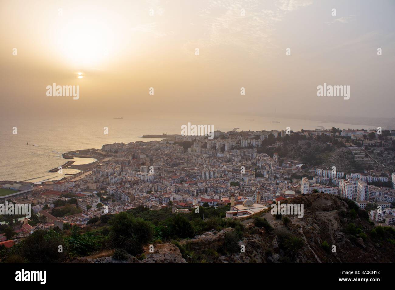 Panorama sur la baie d'Alger au lever du soleil Stock Photo - Alamy