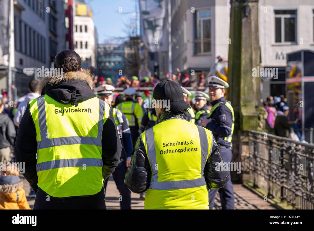 Rosenmontag Karnevalsumzug in Düsseldorf, privater Sicherheitsdienst, Security am Zugweg des ...