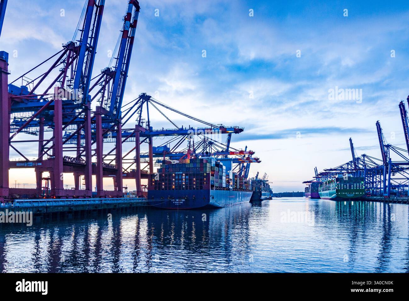 Hamburg: Container Terminal Burchardkai (CTB), HHLA’s largest terminal ...