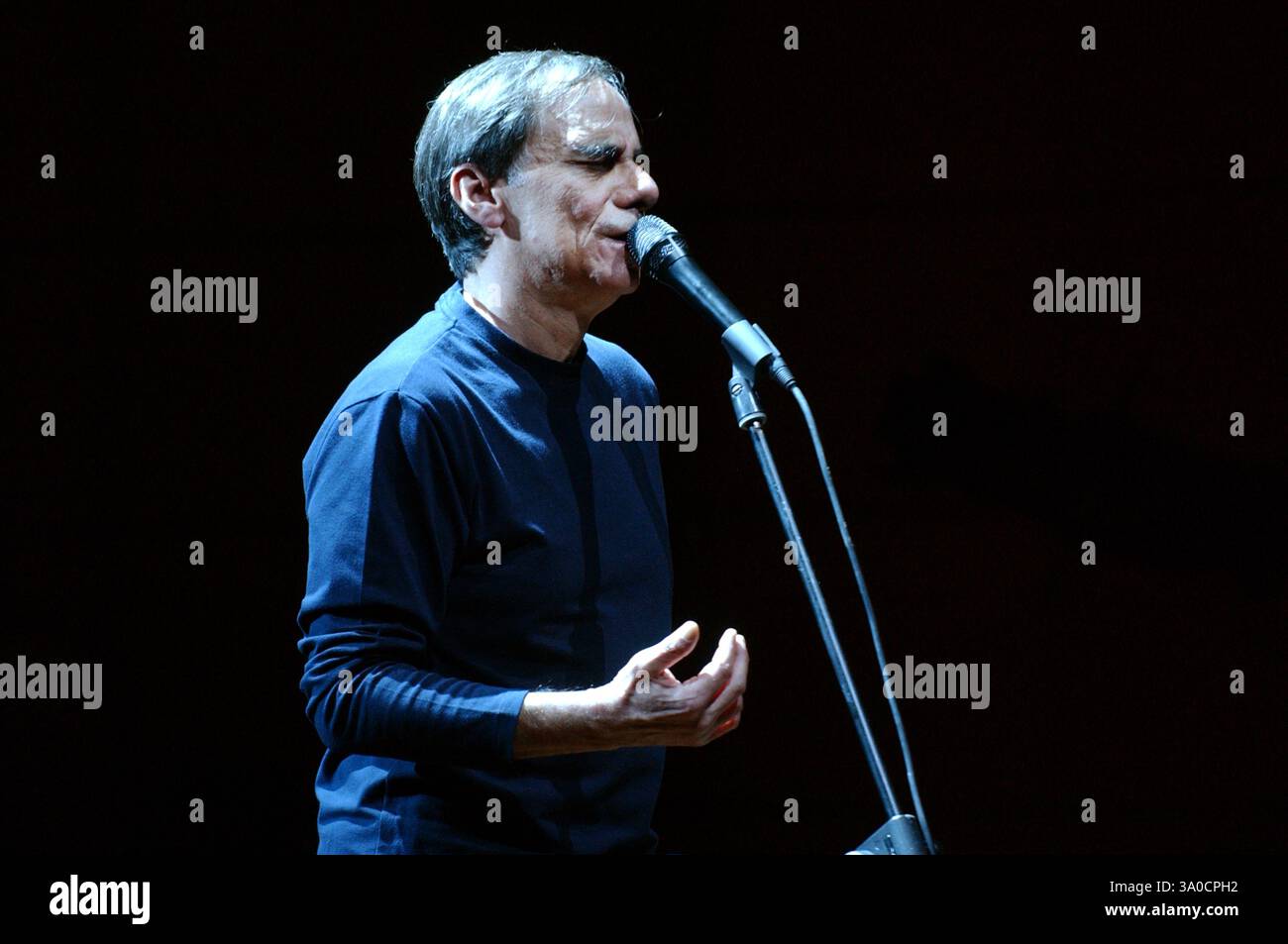 Milan Italy 19/04/2005: Roberto Vecchioni,Italian singer, during the ...