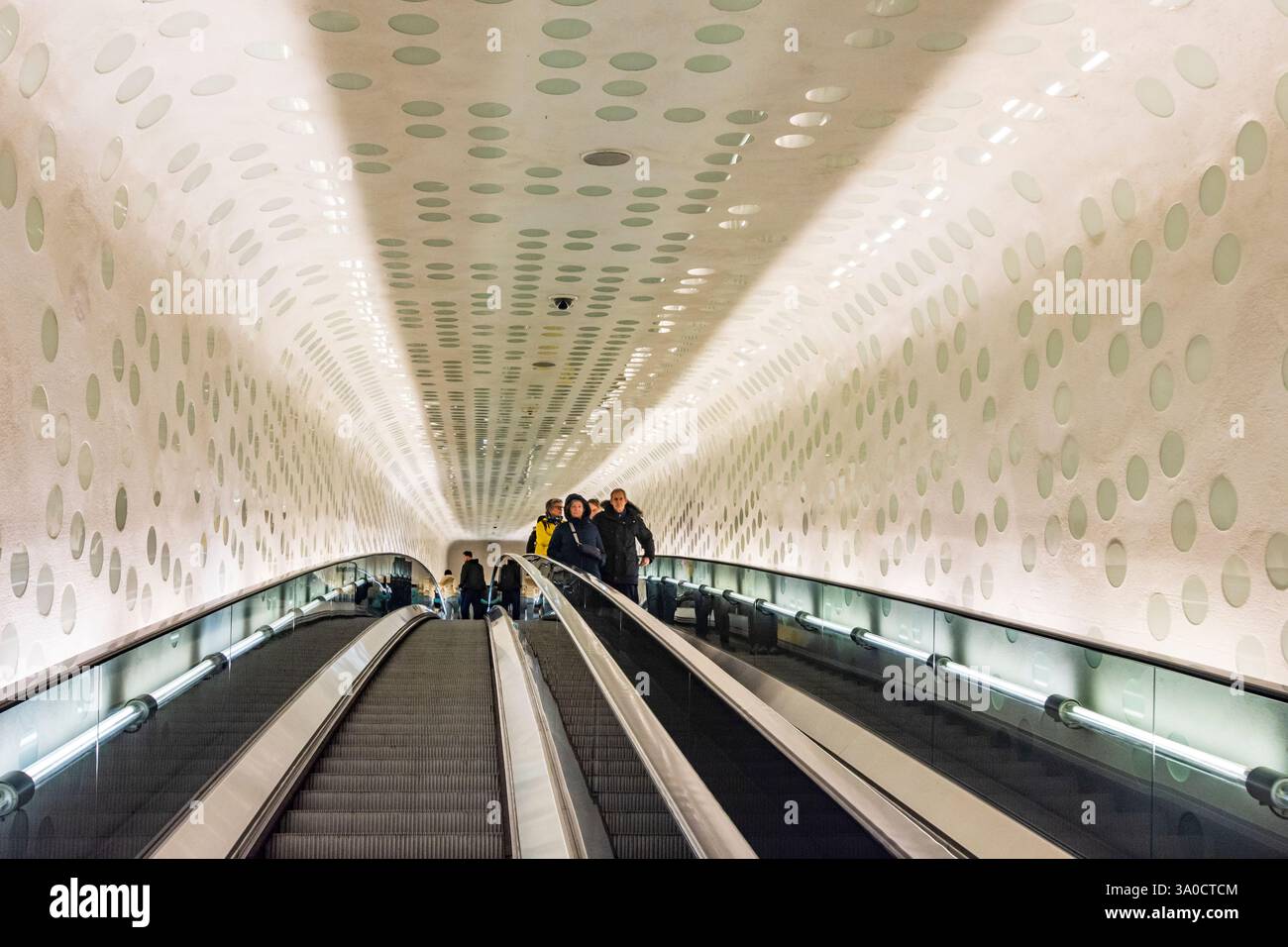 Hamburg: 80-meter-long, slightly curved escalator in lbphilharmonie ...