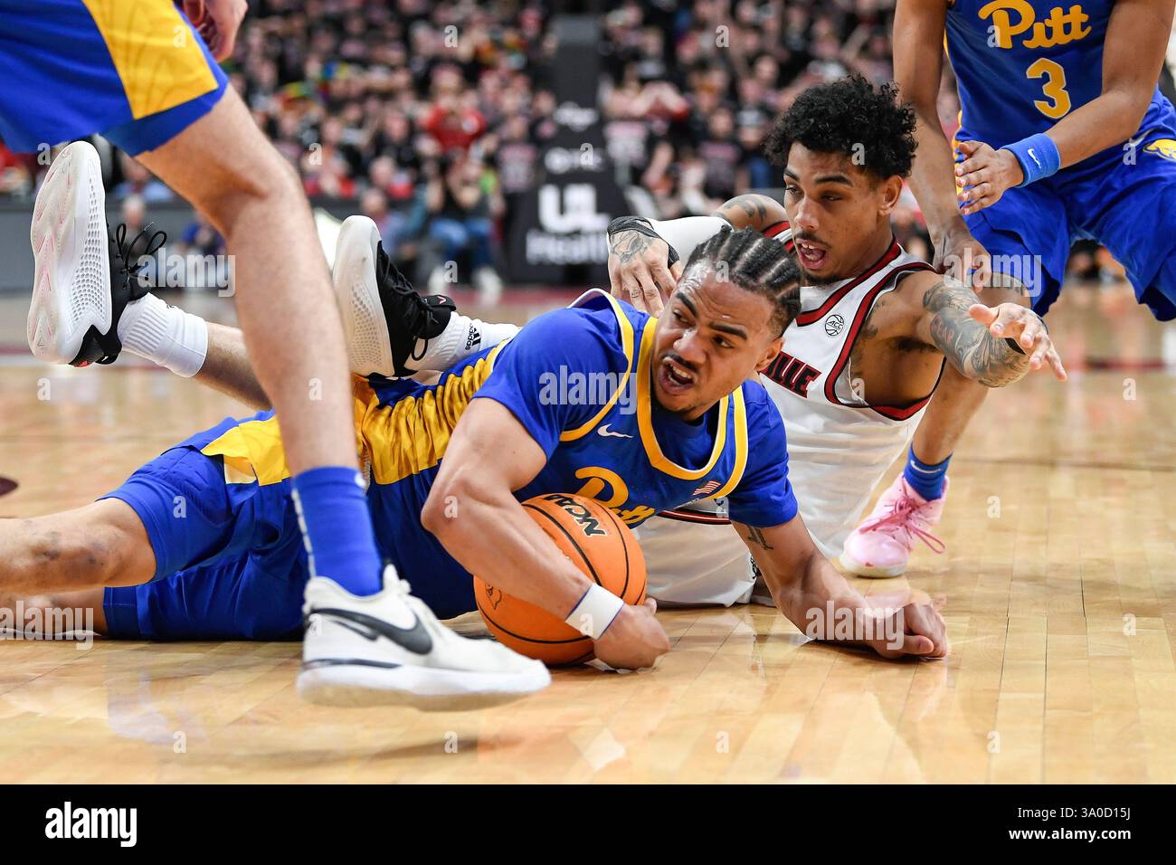 LOUISVILLE, KY - MARCH 01: Pittsburgh Panthers Guard Ishmael Leggett (5 ...