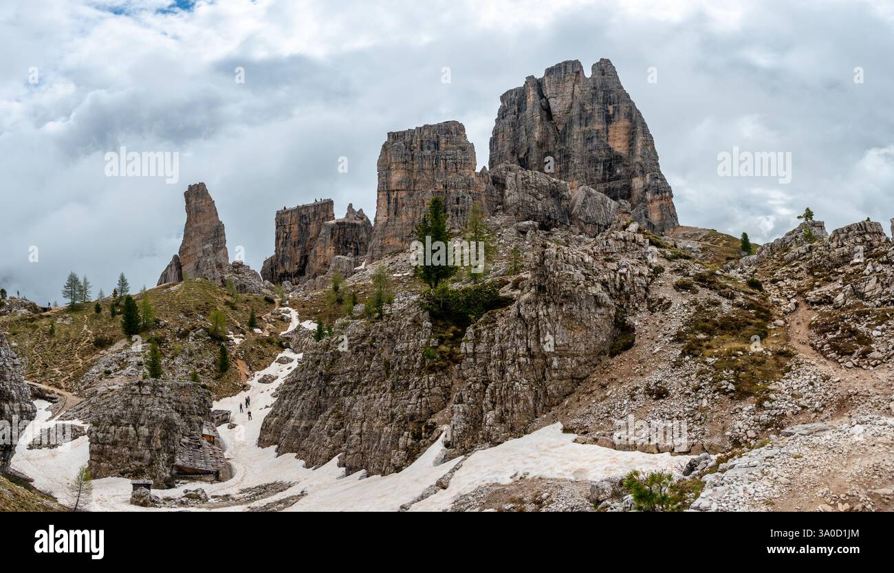 Cinque Torri rock formations in the Dolomites (Dolomiti, Dolomiten ...