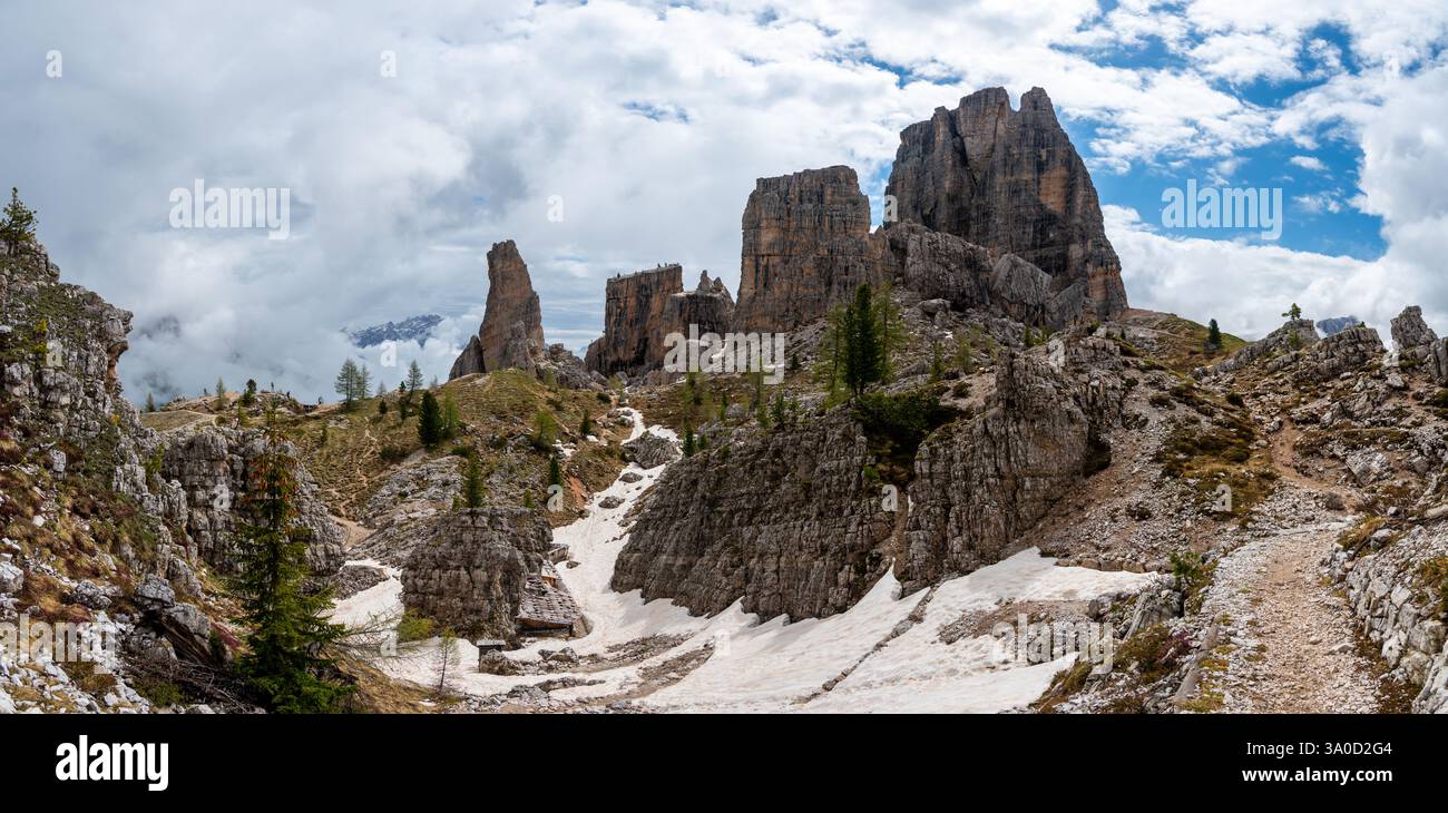 Cinque Torri rock formations in the Dolomites (Dolomiti, Dolomiten ...