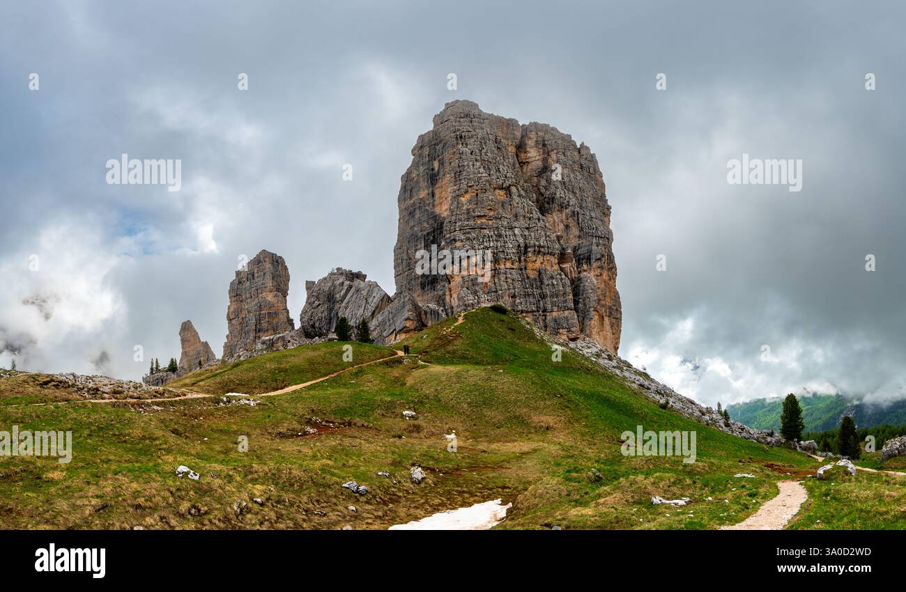 Cinque Torri rock formations in the Dolomites (Dolomiti, Dolomiten ...