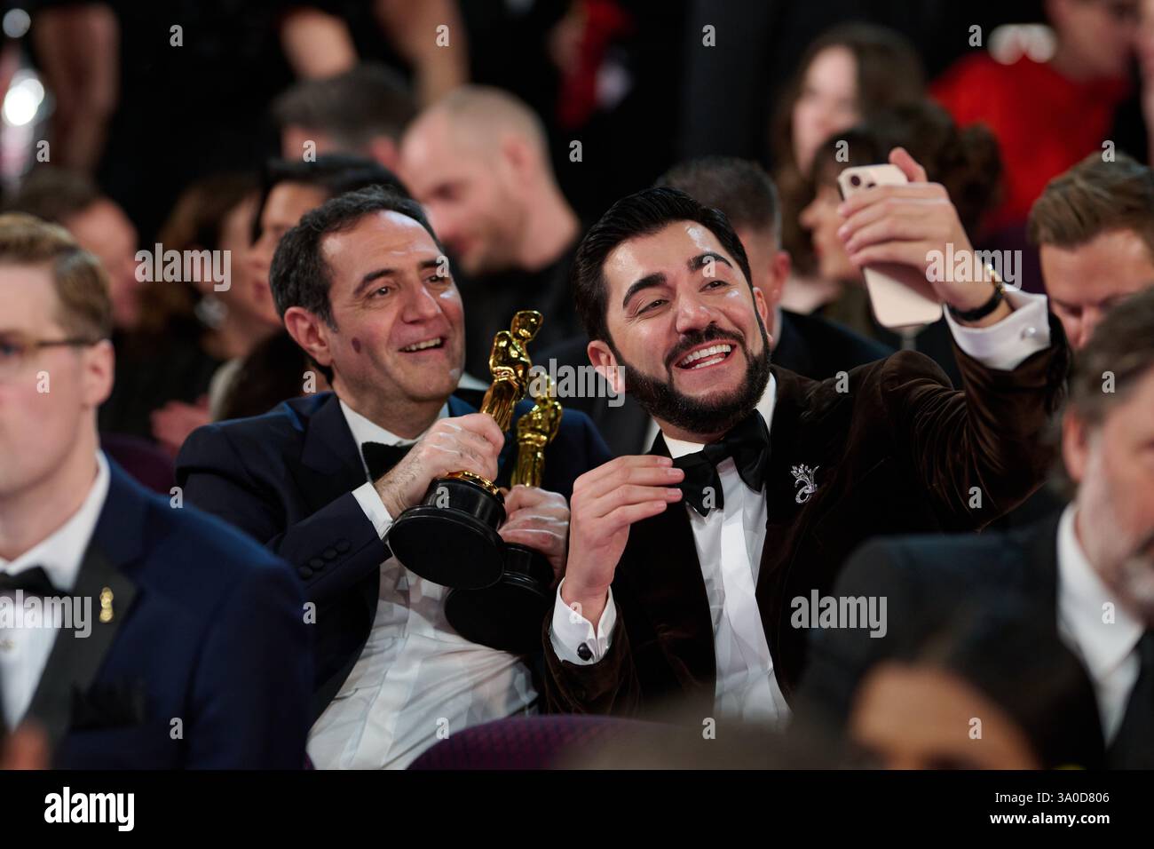 Karren Karagulian and Vache Tovmasyan pose with the Oscar® for Best ...
