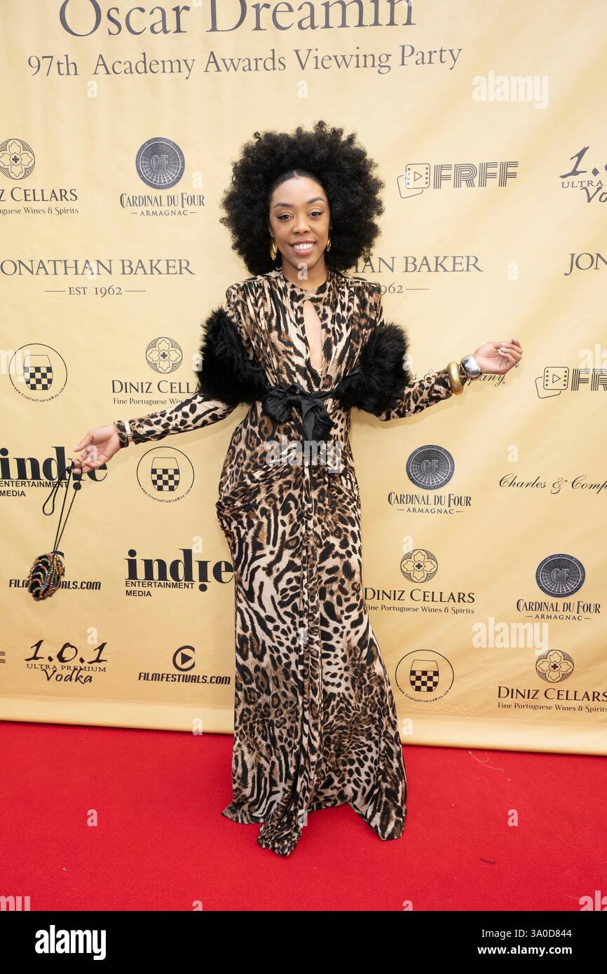 Actress Chloe Robinson attends The Icons Of Hollywood Oscar Viewing ...