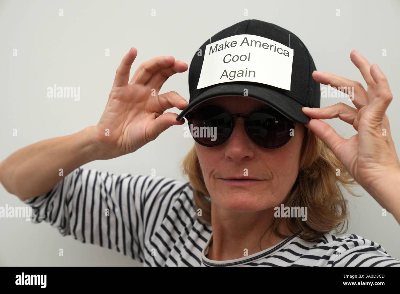 Cool GDR, 20250303, symbolbild, MAKE AMERICA COOL AGAIN, Frau im ...