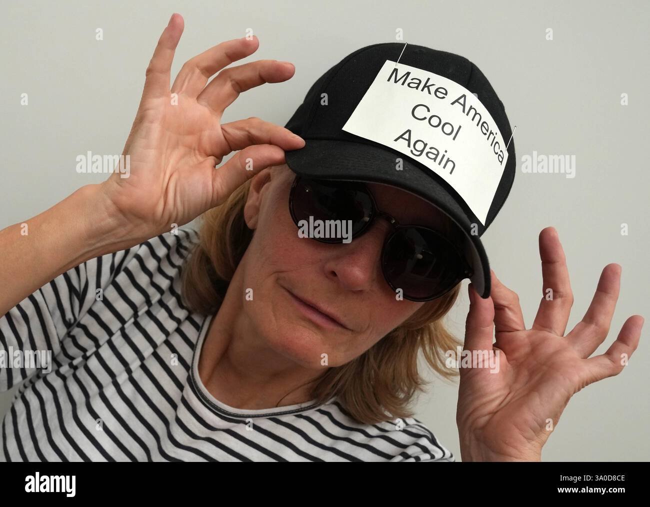 Cool GDR, 20250303, symbolbild, MAKE AMERICA COOL AGAIN, Frau im ...