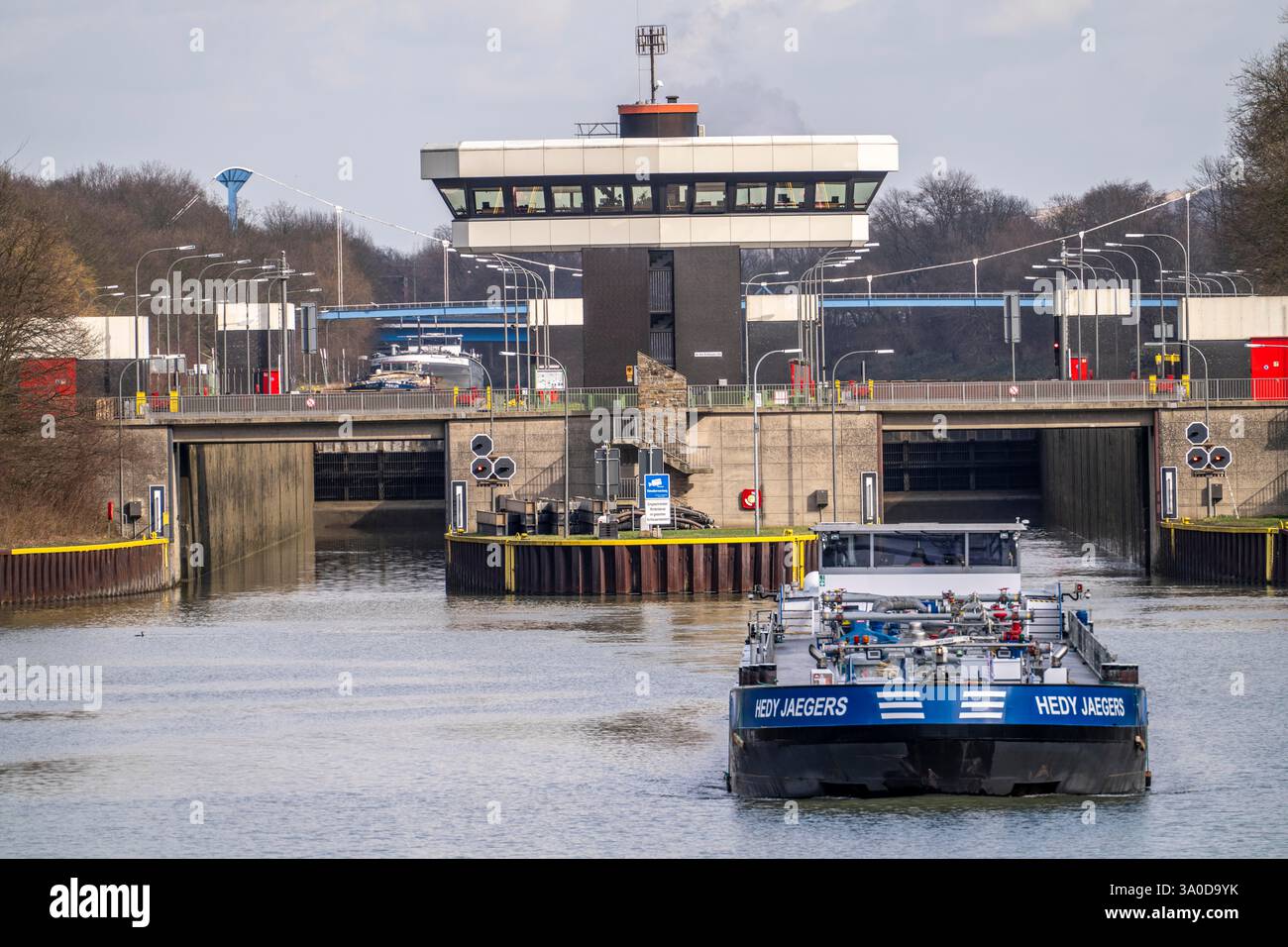 The lock in Gelsenkirchen, a double lock on the Rhine-Herne Canal ...