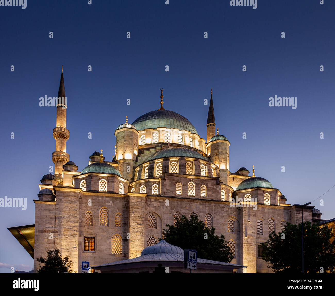 Yeni Camii Ottoman mosque Istanbul Stock Photo - Alamy