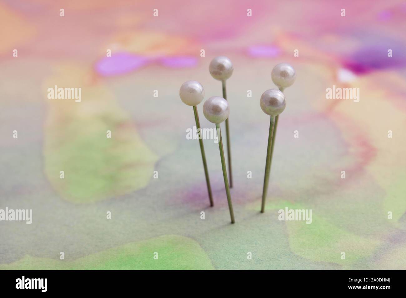 Five sewing pins forming a circle Stock Photo - Alamy