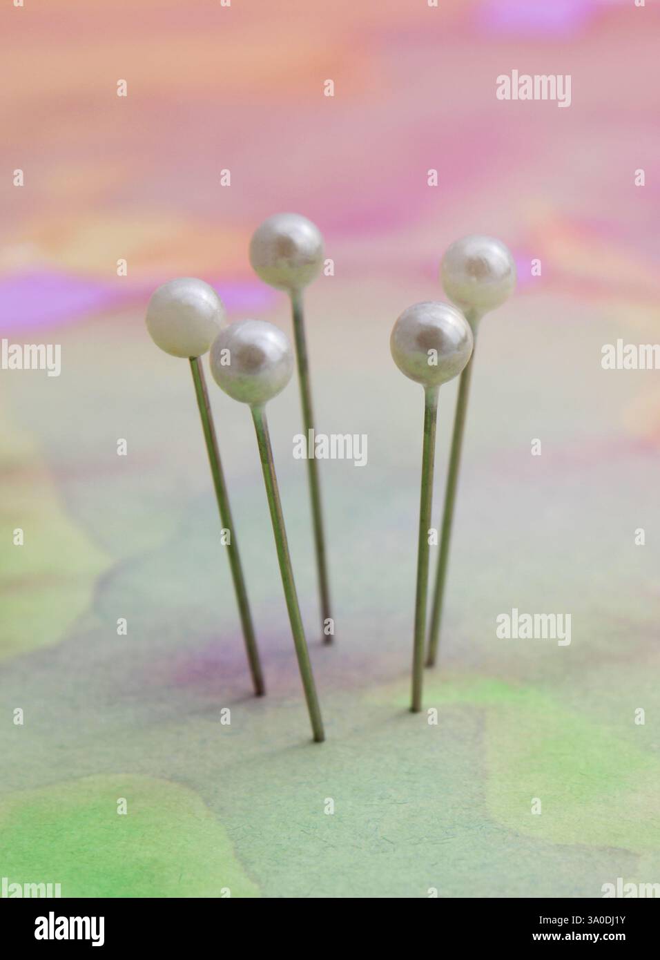 Five sewing pins together forming a circle Stock Photo - Alamy