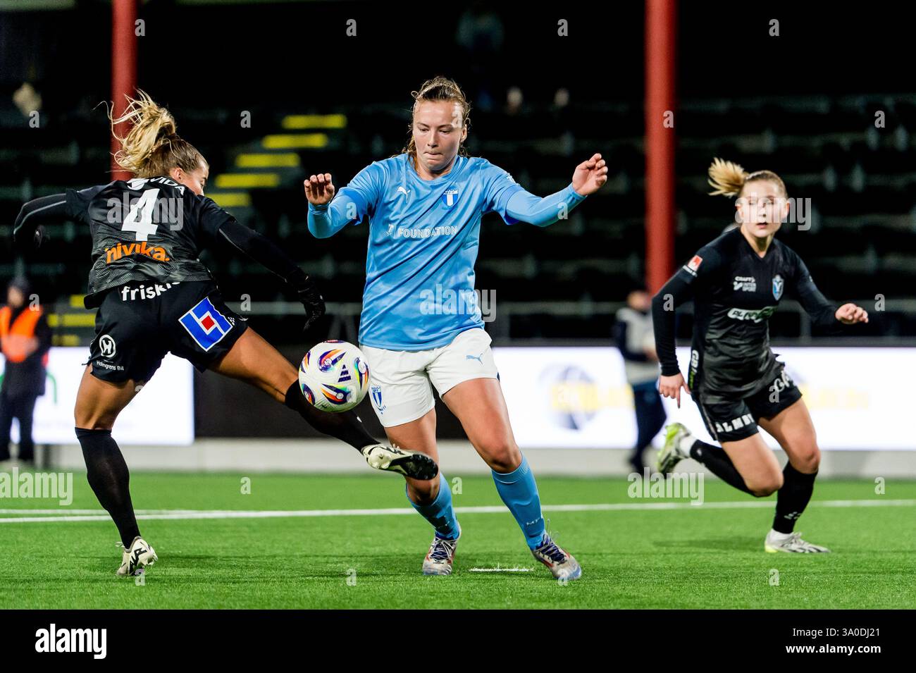 250303 Växjö DFFs Mimmi Nurmela och Malmö FFs Sara Kanutte Sørensen ...