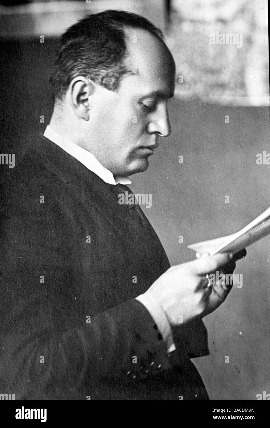 Mussolini ritratto hi-res stock photography and images - Alamy