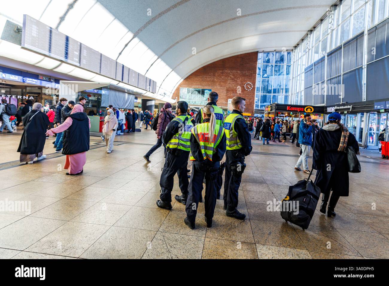 03 March 2025, North Rhine-Westphalia, Cologne: Police officers stand ...