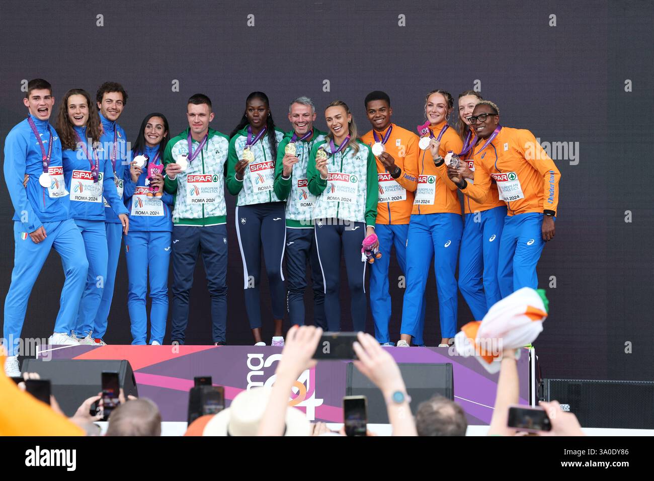 The medallist in the 4 * 400m Mixed Relay Medal Ceremony at the ...