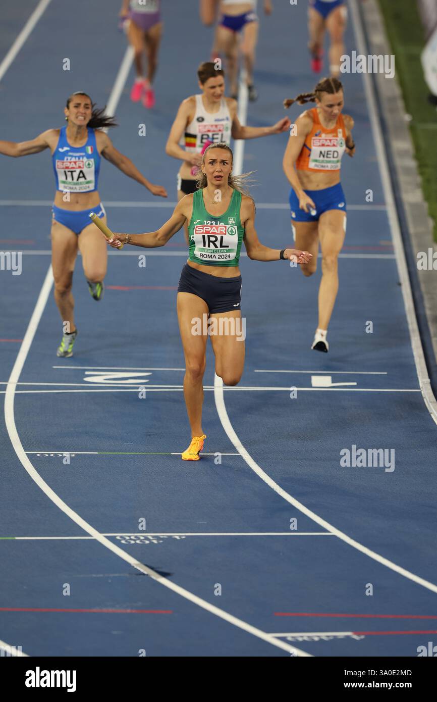 Sharlene MAWDSLEY of Ireland leading the mixed 4 * 400m Relay at the European Athletic ...