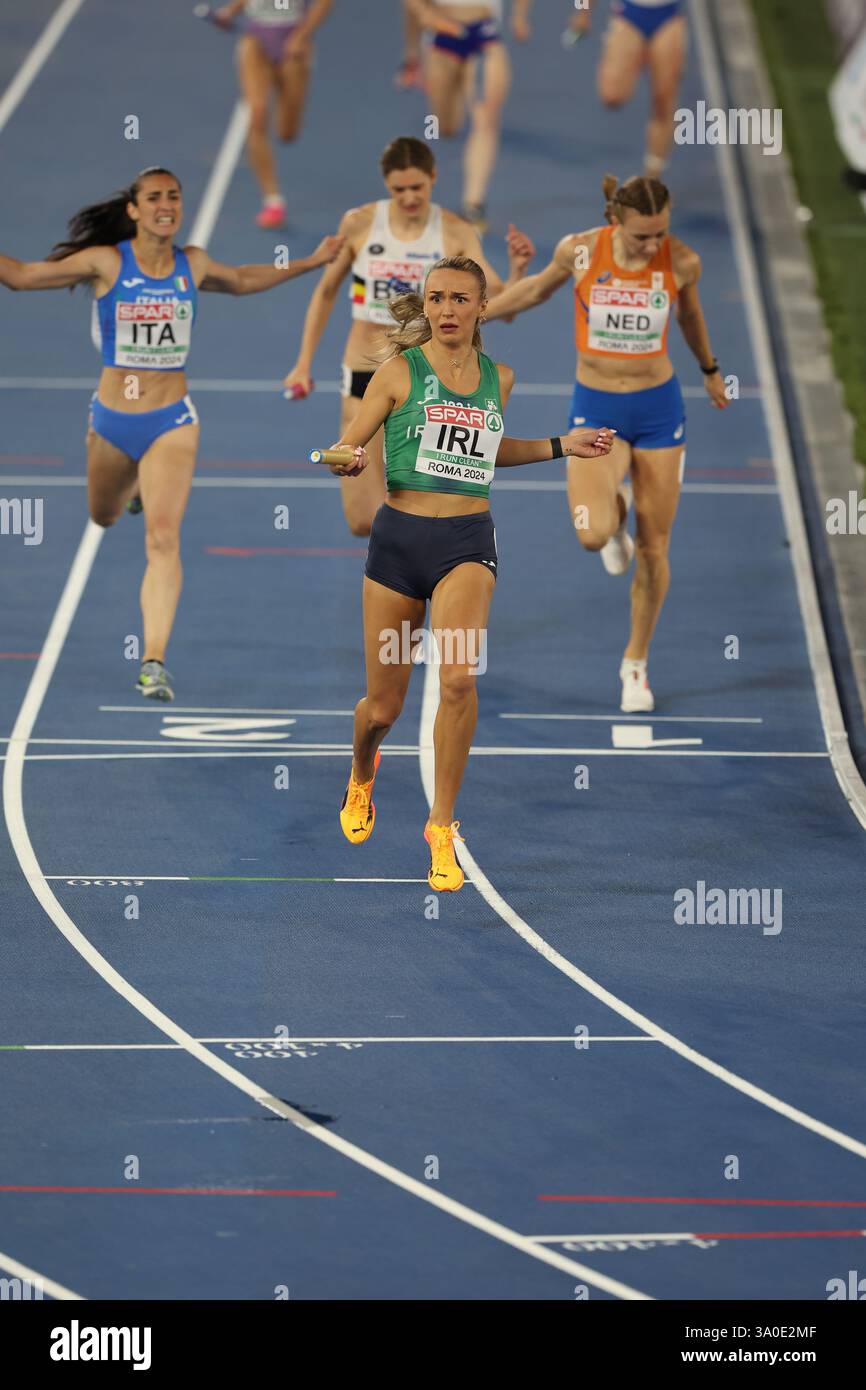 Sharlene MAWDSLEY of Ireland leading the mixed 4 * 400m Relay at the European Athletic ...