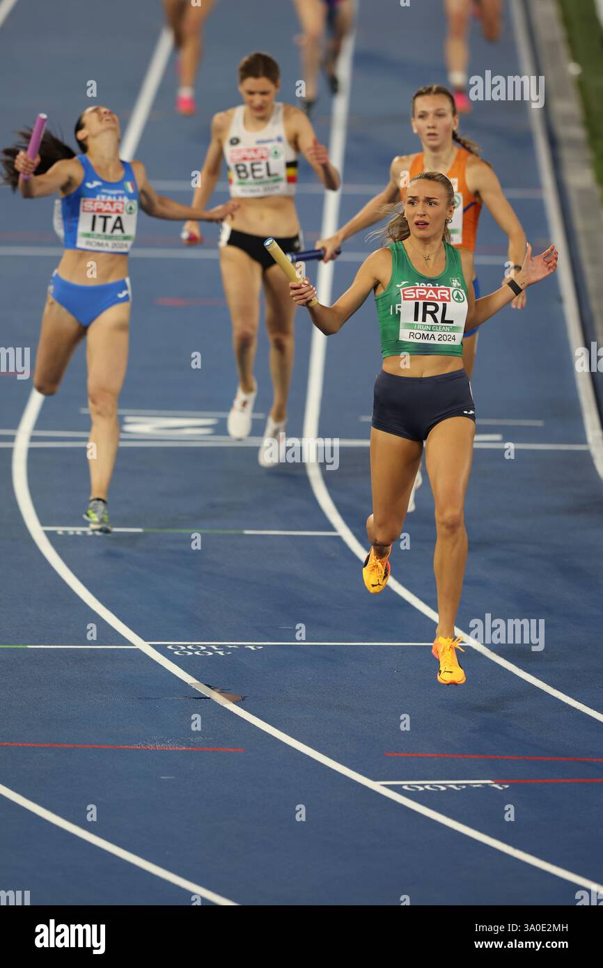 Sharlene MAWDSLEY of Ireland leading the mixed 4 * 400m Relay at the European Athletic ...