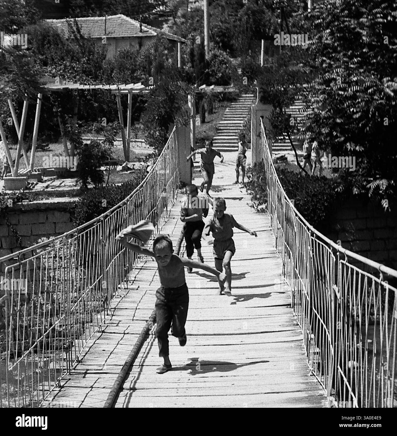 Children running on rope hi-res stock photography and images - Alamy