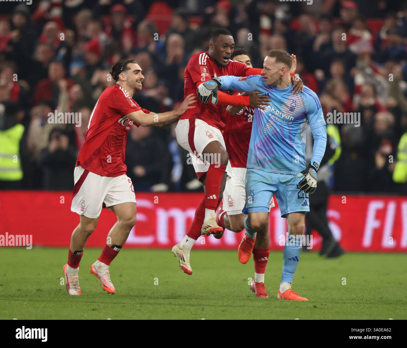 Matz Sels (NF) saves the penalty from Jack Taylor (IT) to win the game ...