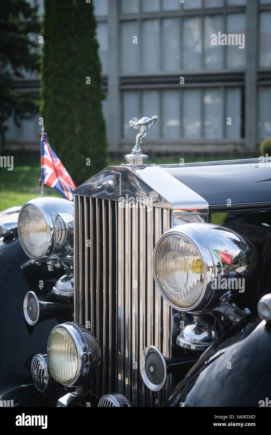 Hood and grille and the Spirit of Ecstasy Sculpture bonnet mascot on ...